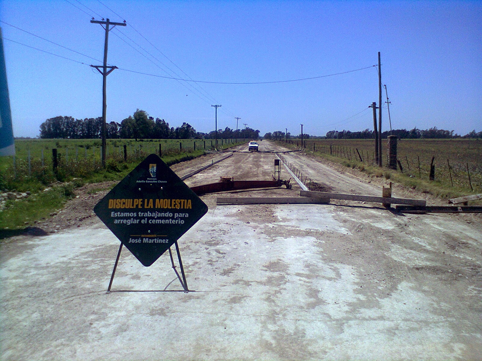 CAMINO DE ACCESO CERRADO POR OBRA DE PAVIMENTACION ( A. GONZALES CHAVES ...