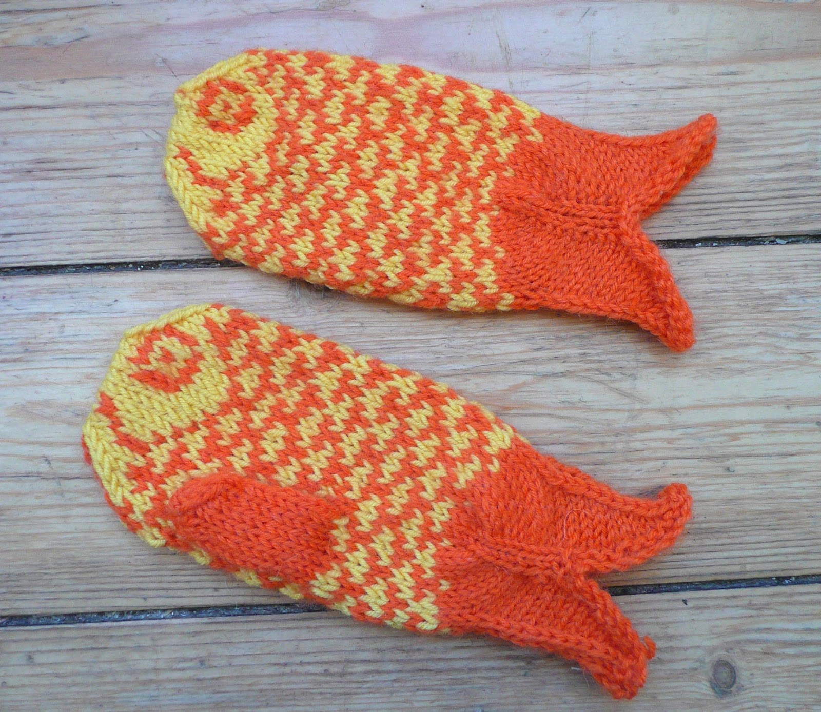 WOOLLIE WANDERINGS: Goldfish Mittens