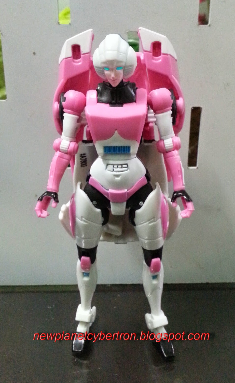 New Planet Cybertron: Transformers Review: Arcee (IDW Generation Deluxe)