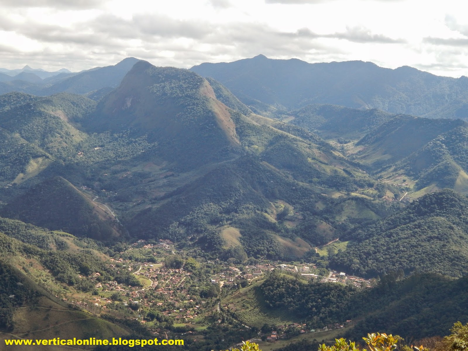 VERTICAL ONLINE: Trilha da Pedra Riscada - Lumiar
