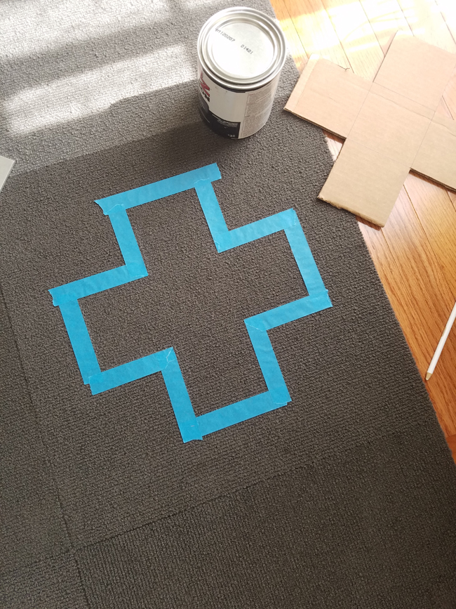 DIY Painted Swiss Cross Rug - Remodelando la Casa