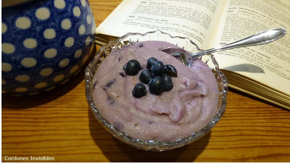 Cordones Invisibles: Postre de sémola con arándanos