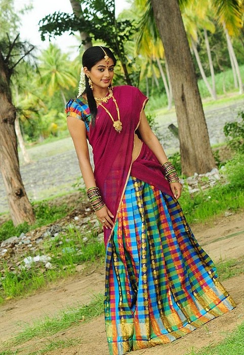 Colourful Indians: Priyamani Cute Wallapaper