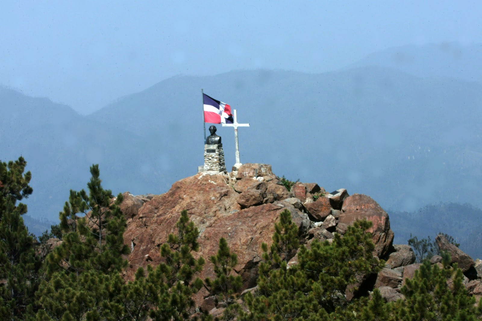 Realizan mejoras en rutas y senderos hacia el Pico Duarte - Al Acecho RD