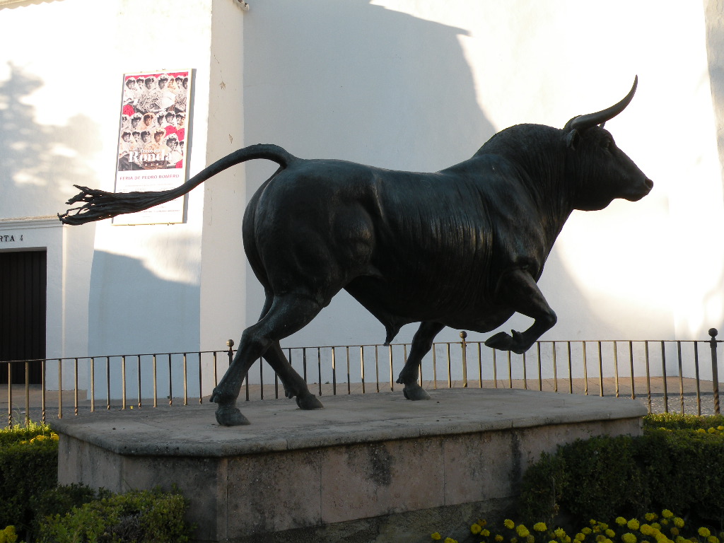Vachement belles: Toro andalou - Statue de taureau devant les arènes de ...