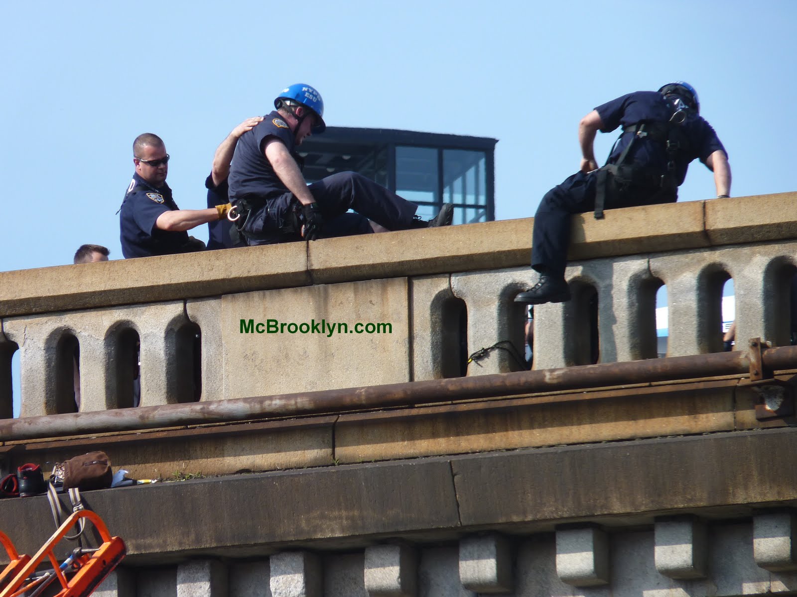 mcbrooklyn: Brooklyn Bridge Jumper: Daring Rescue Sunday