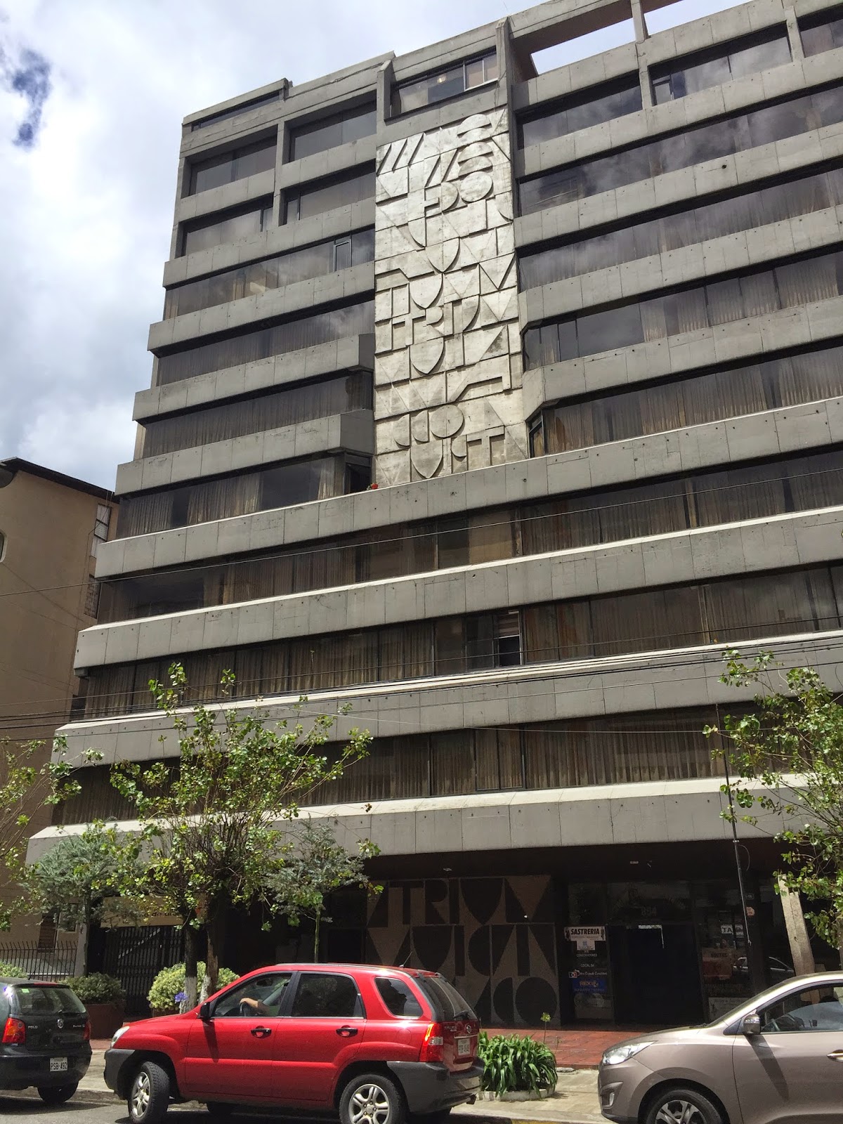 ARQUITECTURA MODERNA EN ECUADOR: EDIFICIO ATRIUM