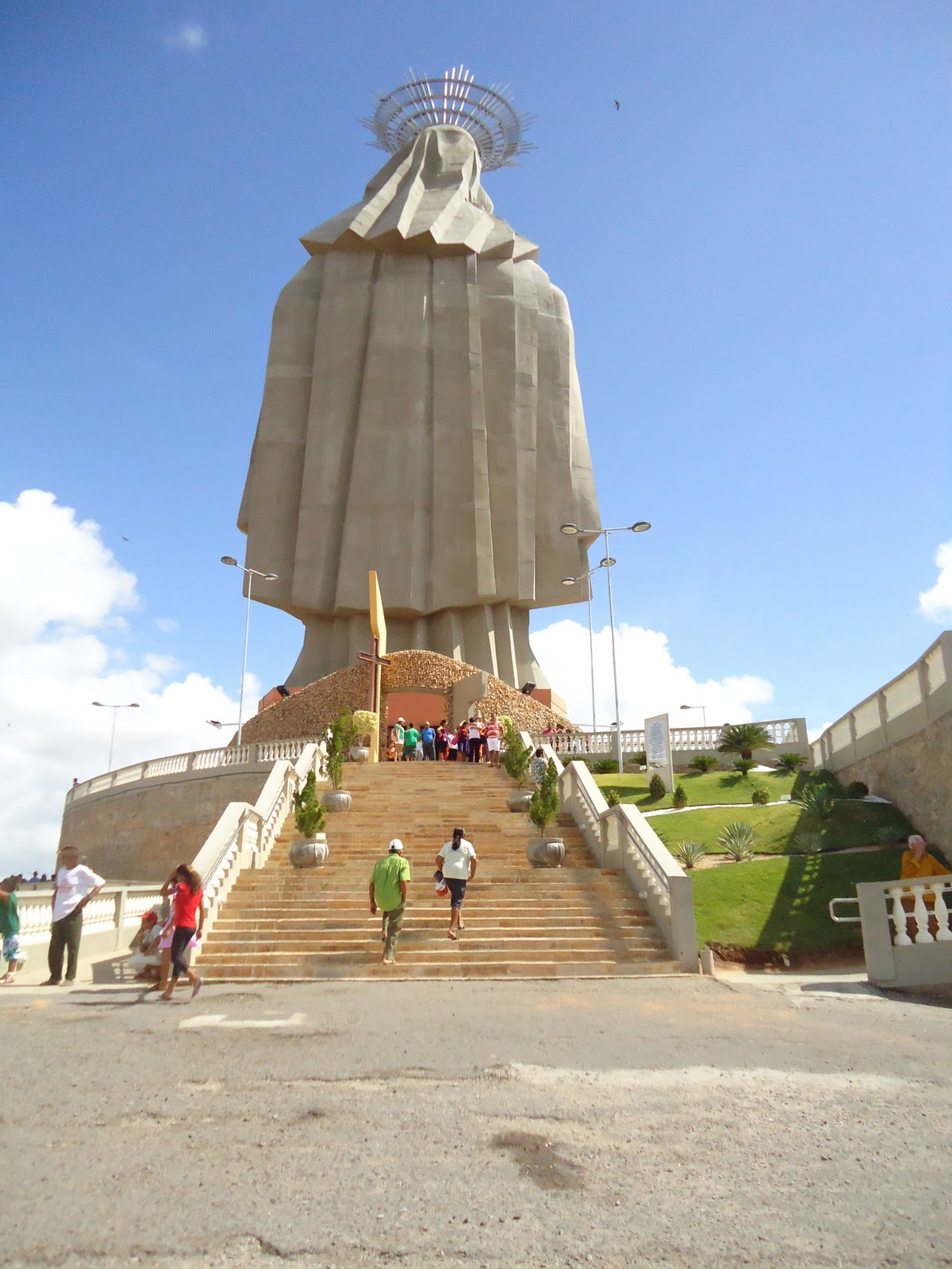 FOTO CELULAR: ESTÁTUA DE SANTA RITA DE CÁSSIA EM SANTA CRUZ-RN