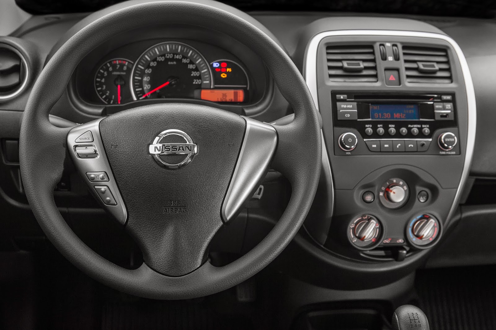 Nissan lança Versa 2016: renovado, nacional e com novas versões