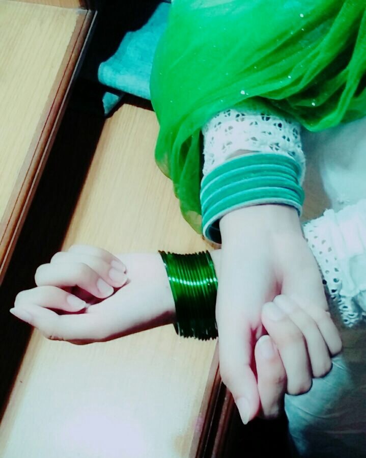 simple glass bangles in girls hands - Sari Info