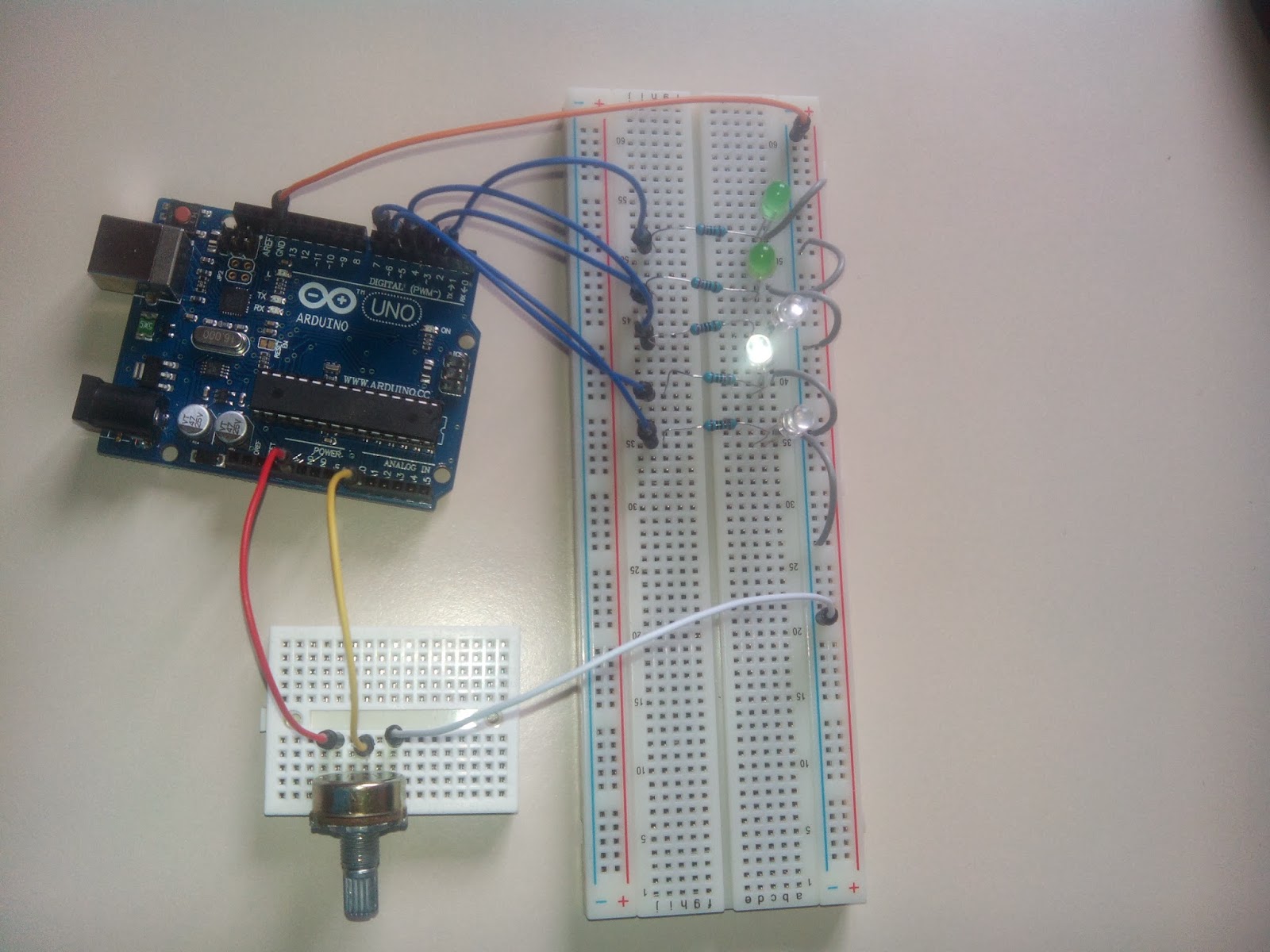 ARDUINO: ENCENDIDO PROGRESIVO DE 5 LEDS CON UN POTENCIÓMETRO