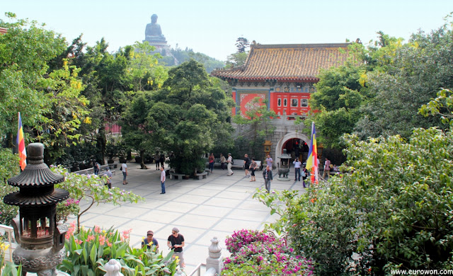 El Monasterio Po Lin frente al gran Buda Tian Tan de Lantau (Hong Kong ...