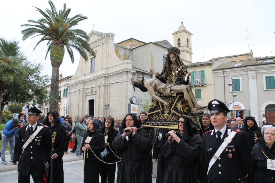 NoiVastesi: Stamattina la processione della Madonna Addolorata