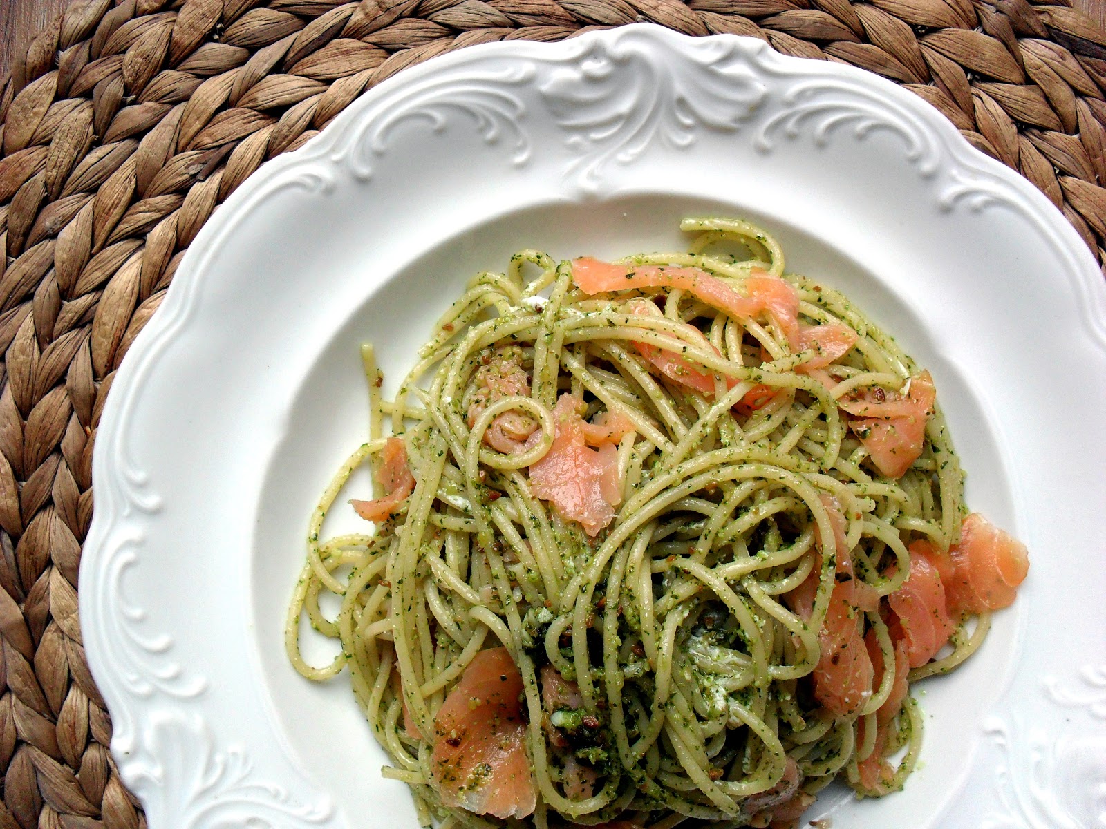 Kuchnia Alisz: Spaghetti z pesto i wędzonym łososiem