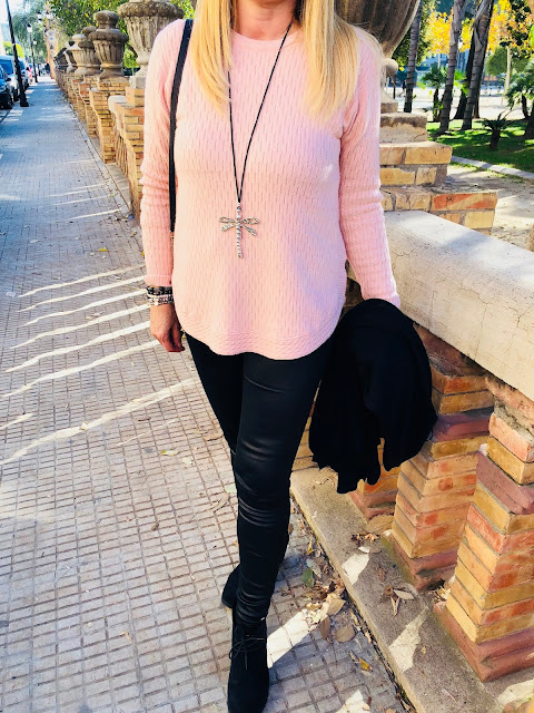 COMO VESTIRSE A LOS ... TAYTANTOS : SUÉTER ROSA PALO Y CUERO NEGRO