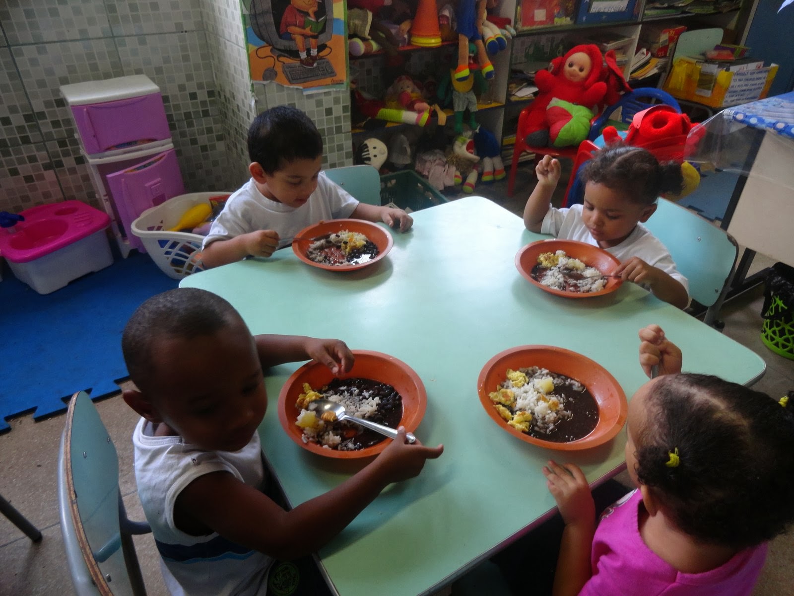 CRECHE VILA KENNEDY: O EI- 52 ..... ALMOÇANDO NO REFEITÓRIO.....