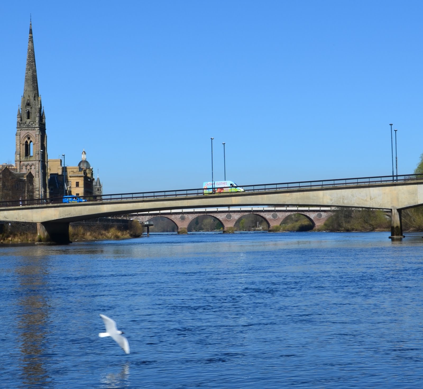 Tour Scotland: Tour Scotland Photographs Video Queen's Bridge Perth ...