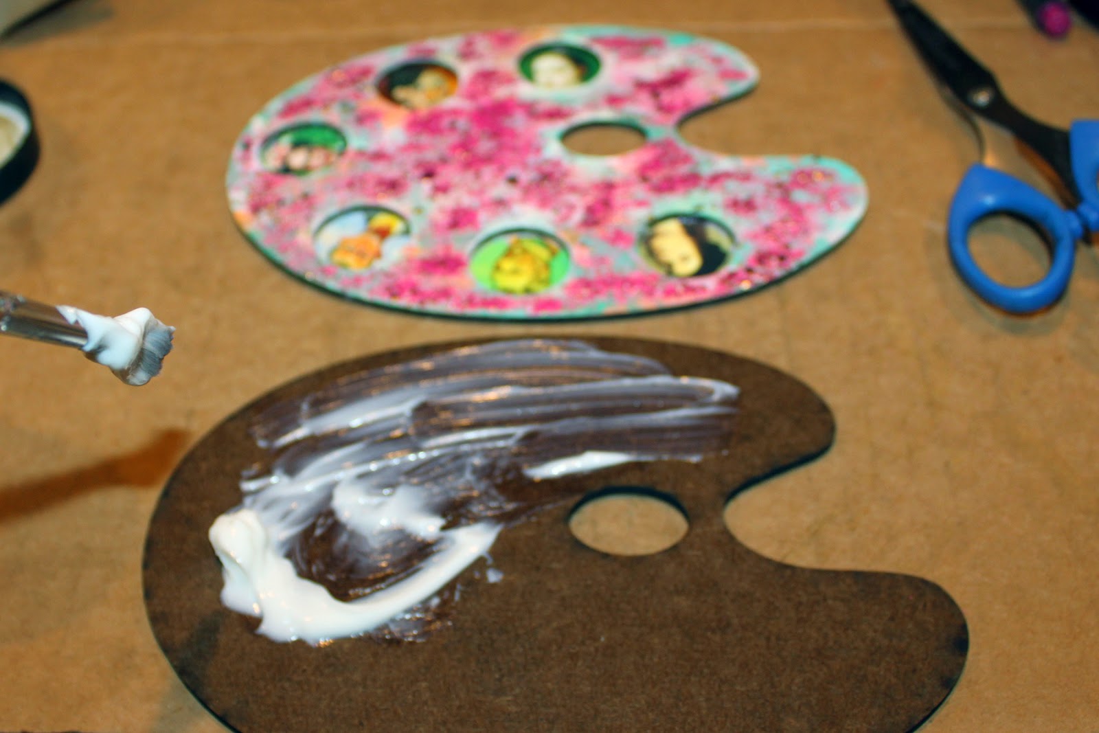 Retro Café Art Gallery: Fabulous Artist Palettes + a Free Gift For All‏