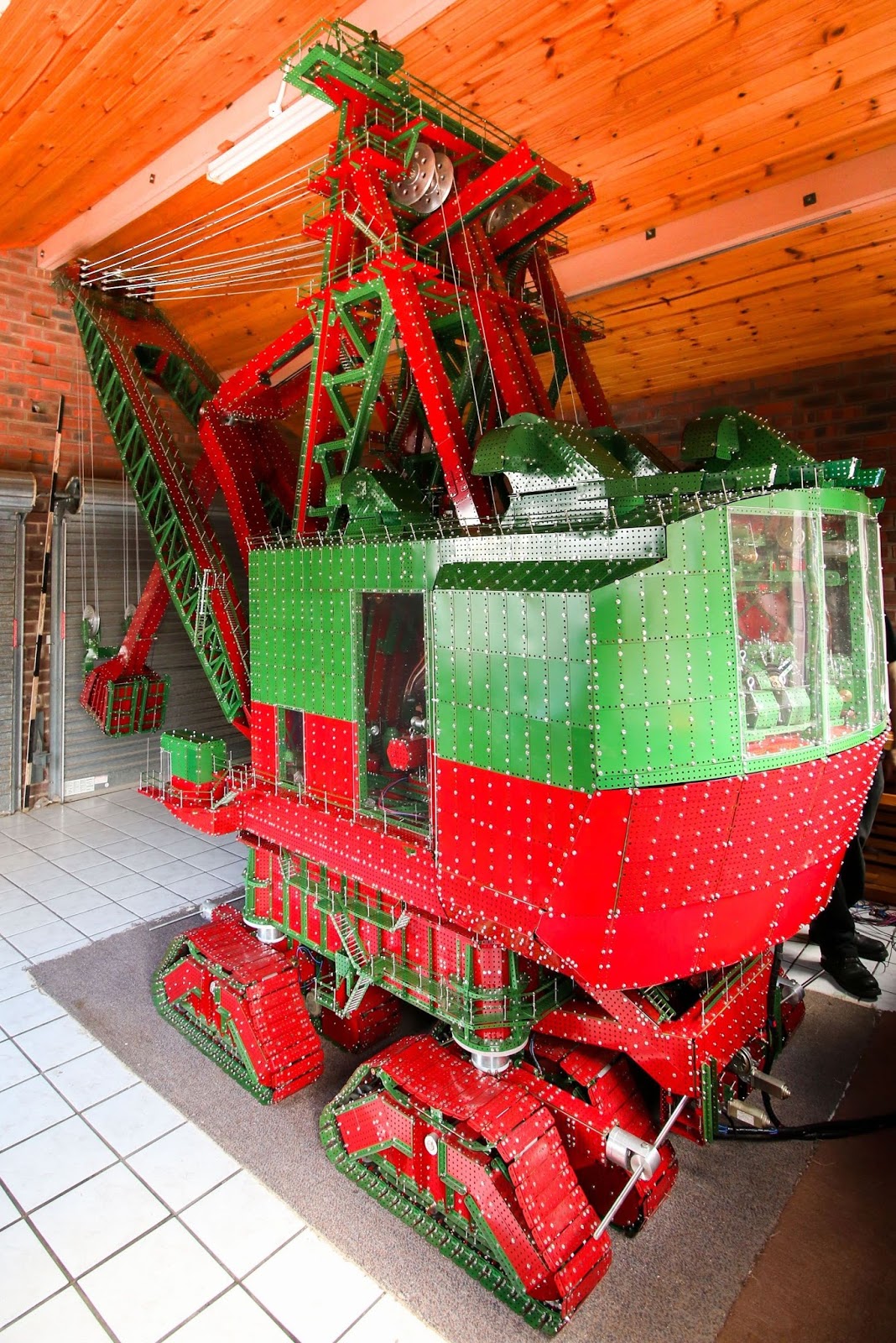 Mighty Meccano Marion 6360: Follow the construction of this ultra-large ...