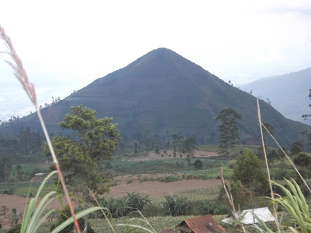 Informasi Dunia - Portal Informasi Unik Dunia: Gunung Sadahurip ...