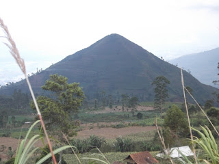 Informasi Dunia - Portal Informasi Unik Dunia: Gunung Sadahurip ...