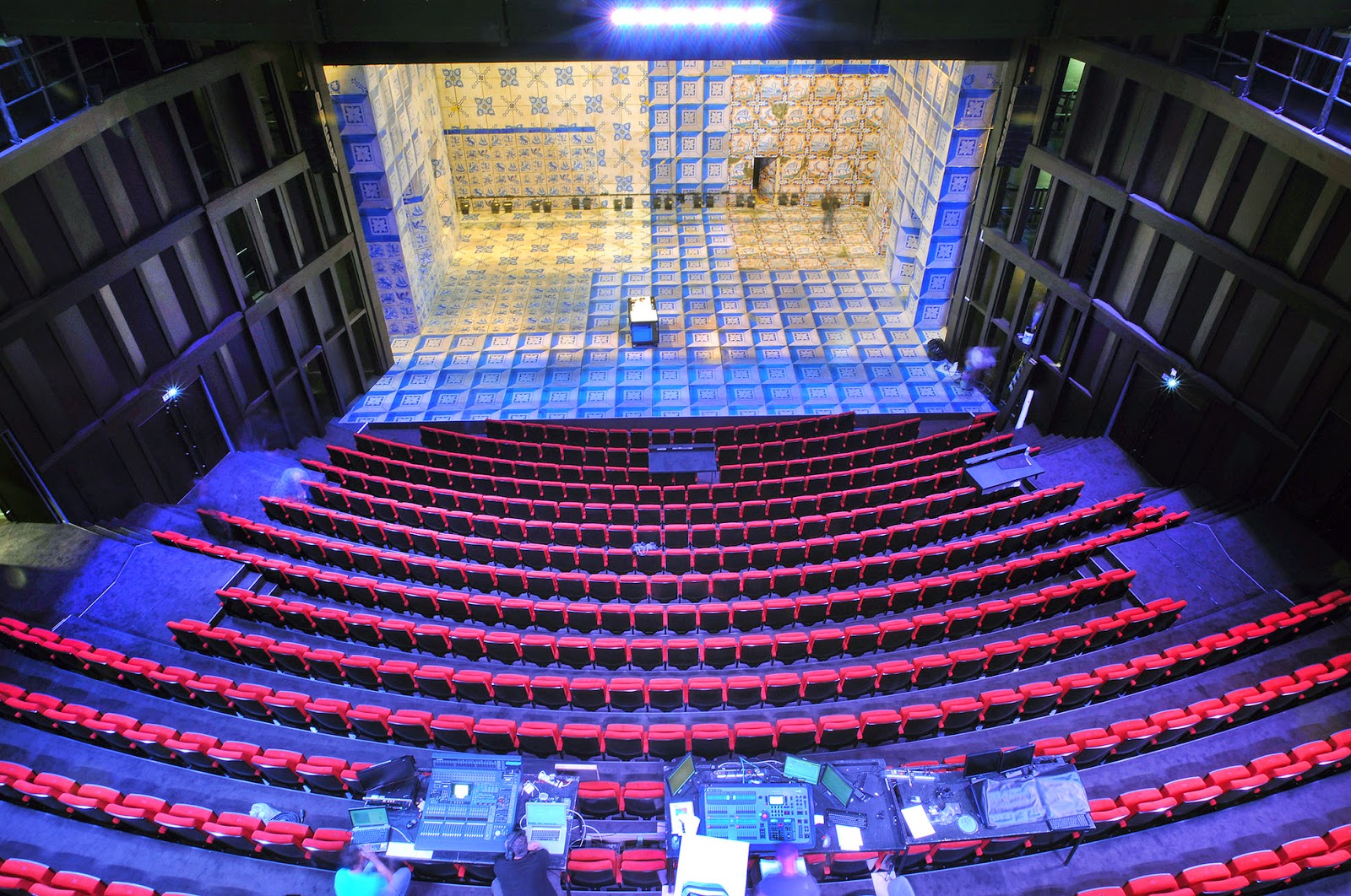 Aimer le théâtre à Lacassagne: Visite du TNP : visite de la salle Roger ...