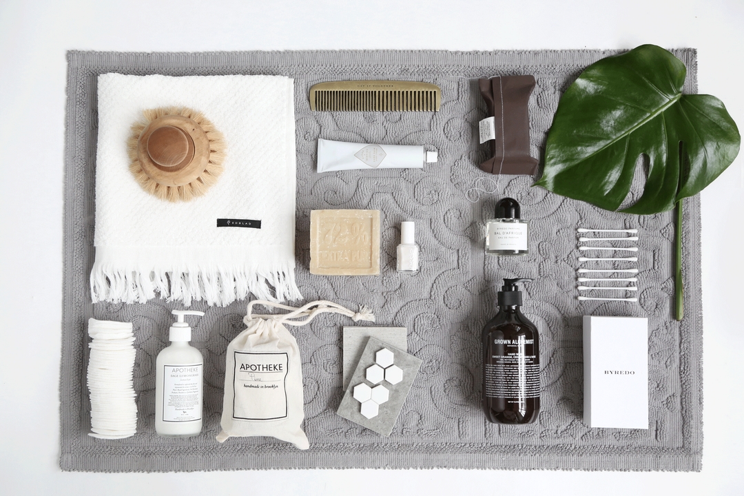 découvrir l'endroit du décor : COMPOSITION D'OBJETS : BLANC, GRIS, BOIS ...