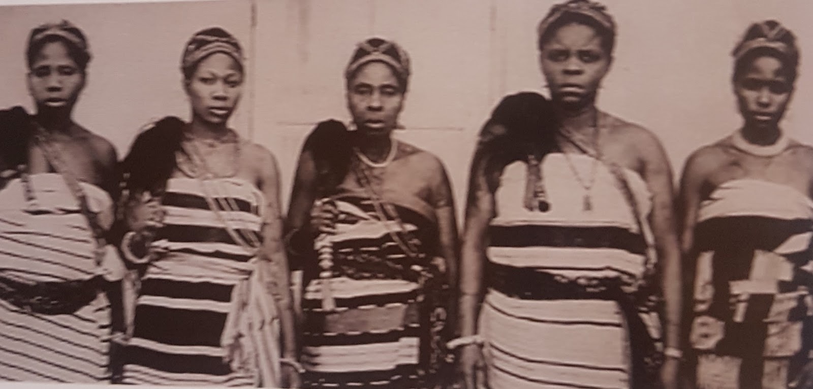 O N I G E G E W U R A: Strength of A Woman: The Story of Aba Women's ...