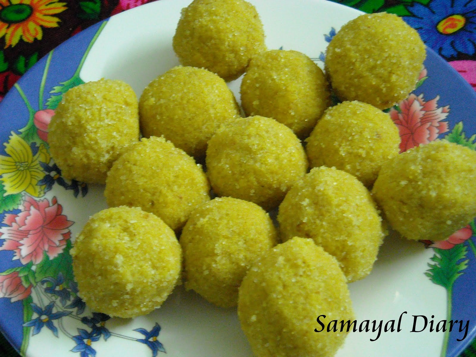 Kadalai Maavu Urundai (Besan ki Laddoo) ~ Samayal Diary