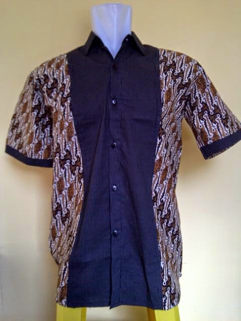 Model baju batik pria dengan kombinasi kain polos