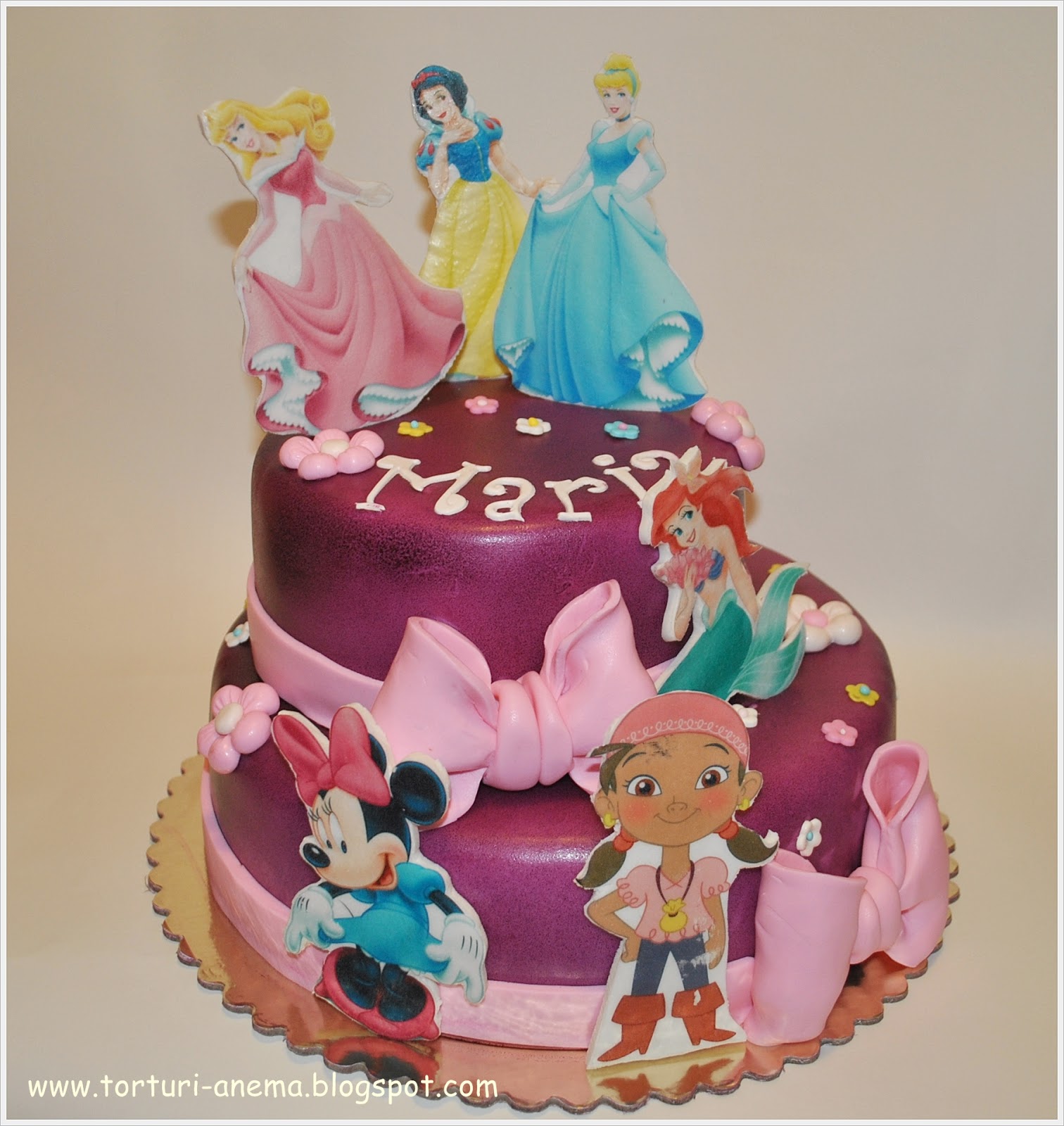 Pasiunea mea dulce...: Tort cu personaje Disney pentru Maria