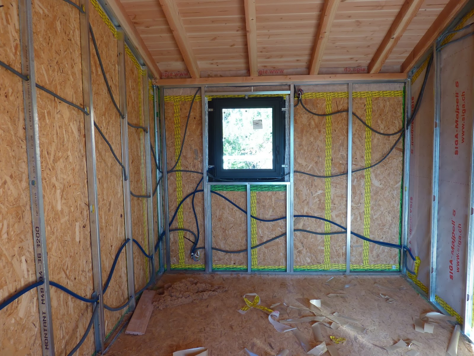 Notre Maison bois : Gaines électriques tirées + Ossature placo posée