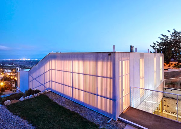jesikza: House wrapped i a translucent polycarbonate cladding