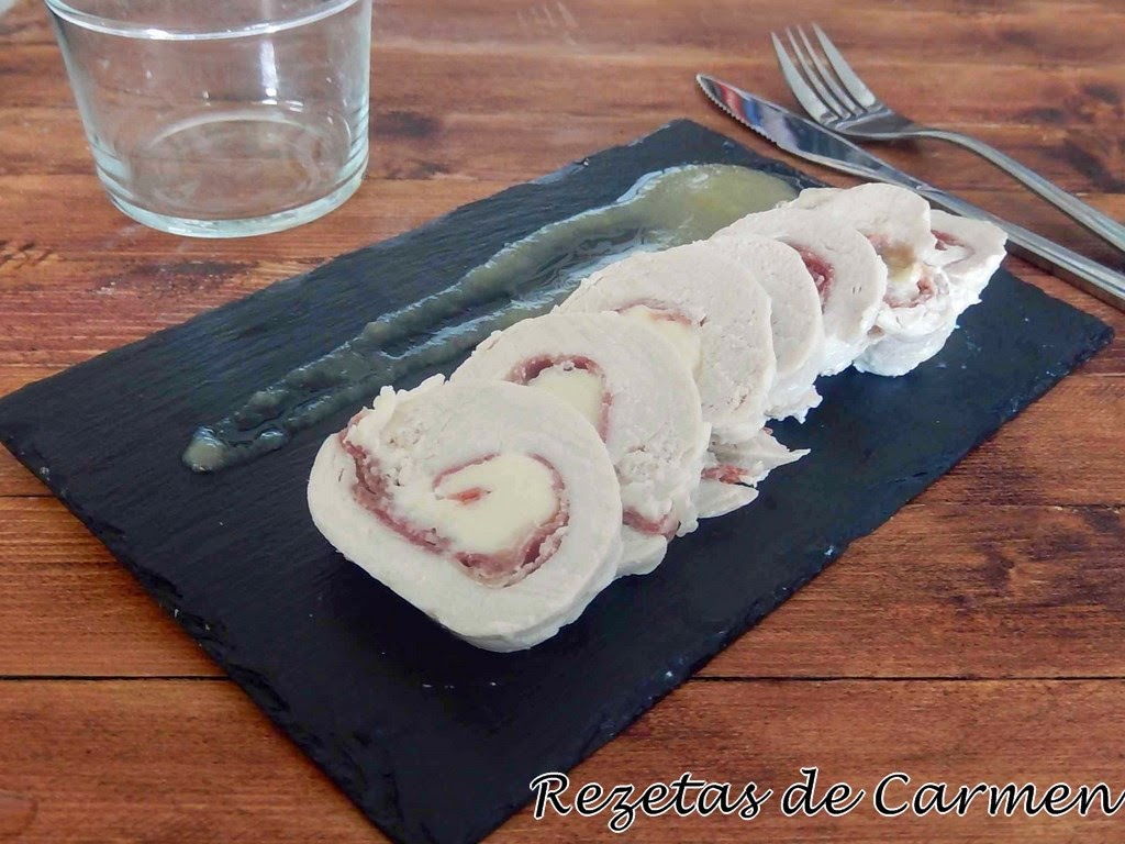 Rollo de pollo relleno con jamón y queso