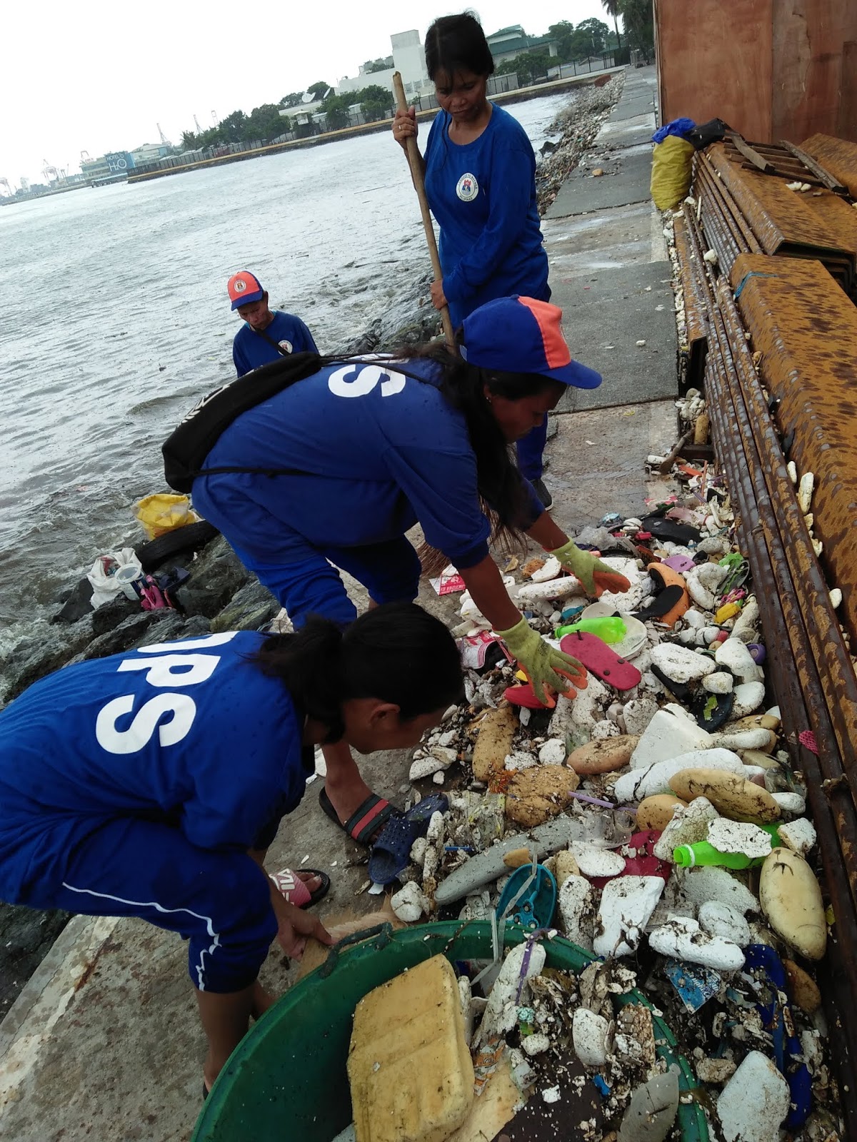 Garbage on Manila Bay Breakwater Stirs Up Call for Enforcement of Waste Law