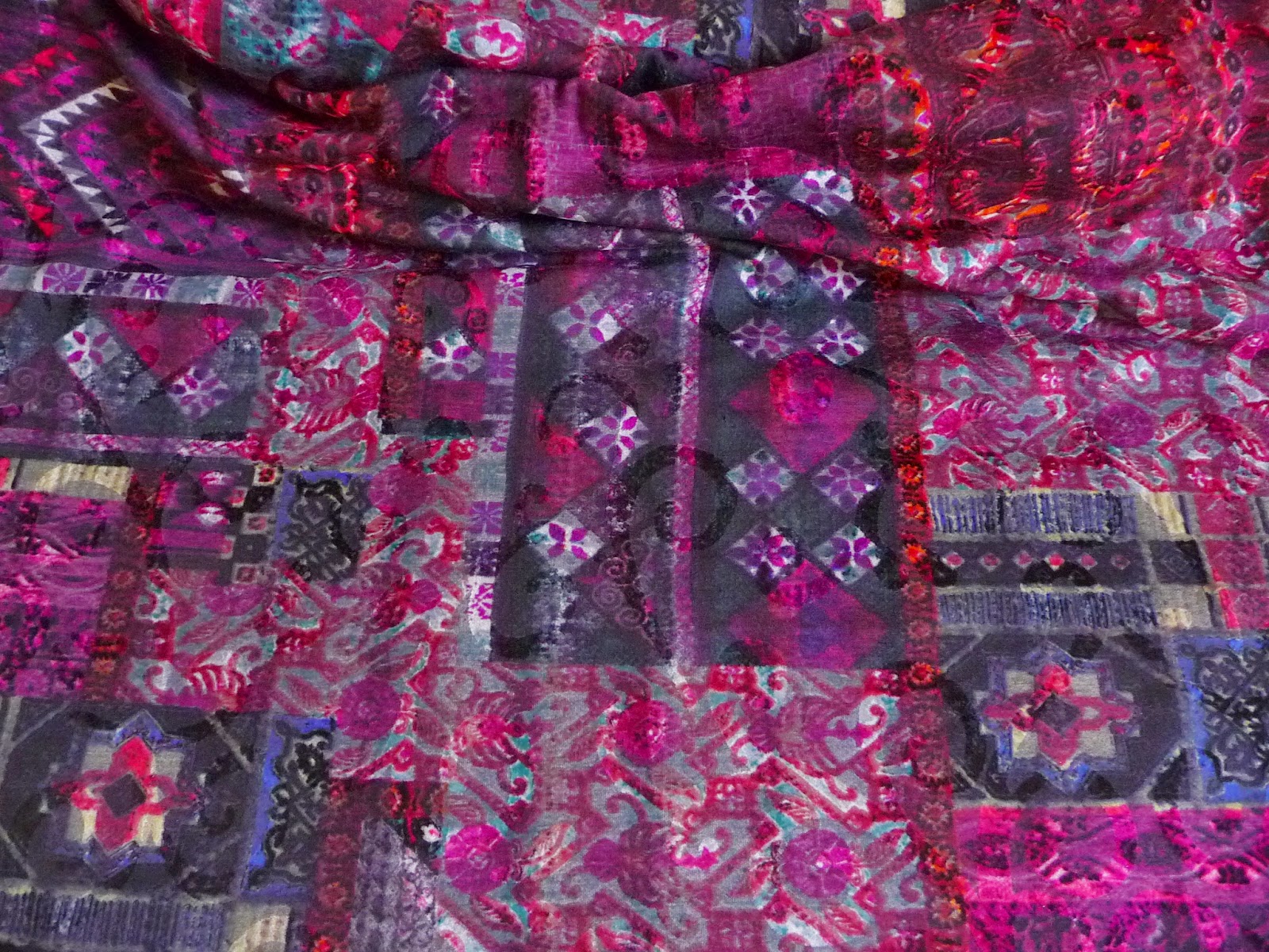 Phantasiali Stoffe: Jersey,Viskose,grafisches Muster, Flockprint, Rottöne