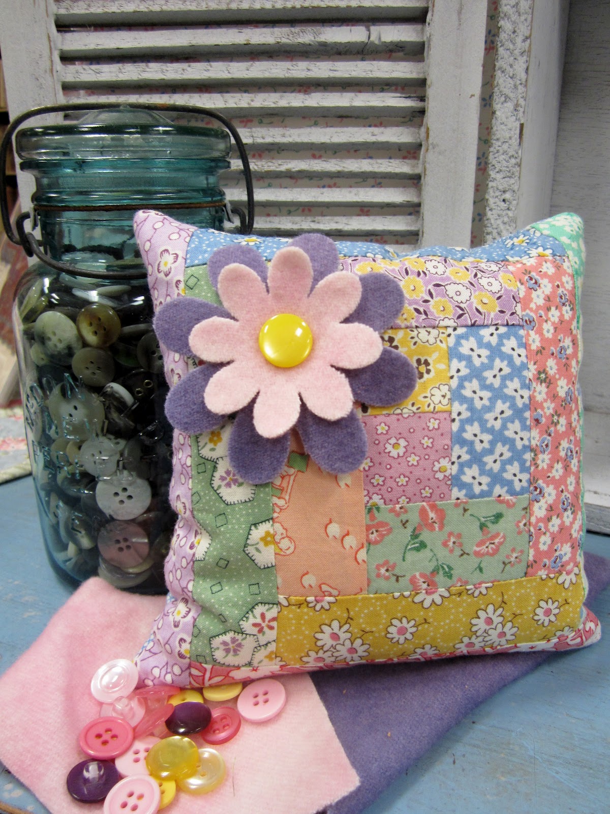 Fabric Town: Free Pincushion Pattern