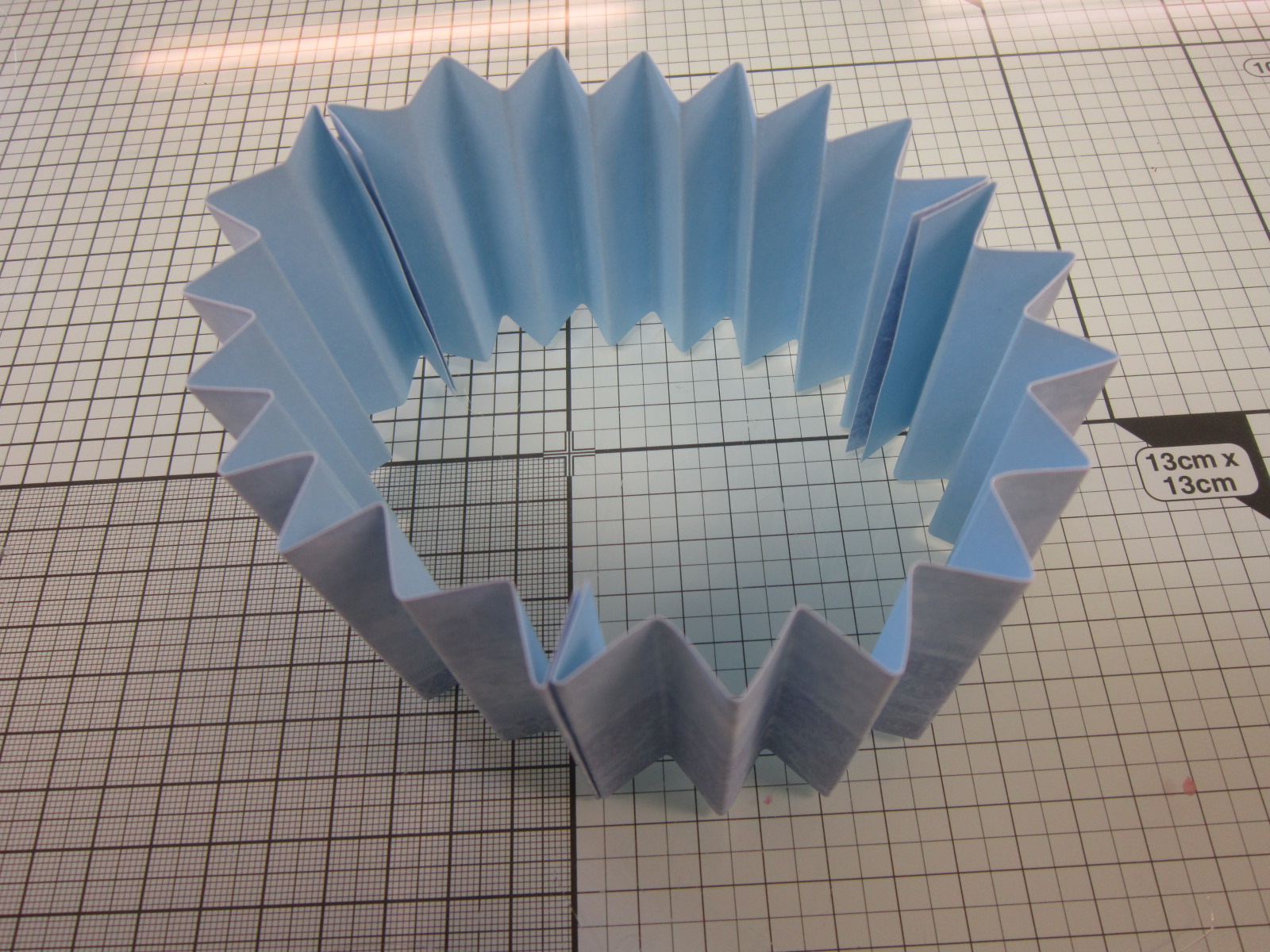 Pinnacle Crafts: Concertina Paper Christmas Trees....