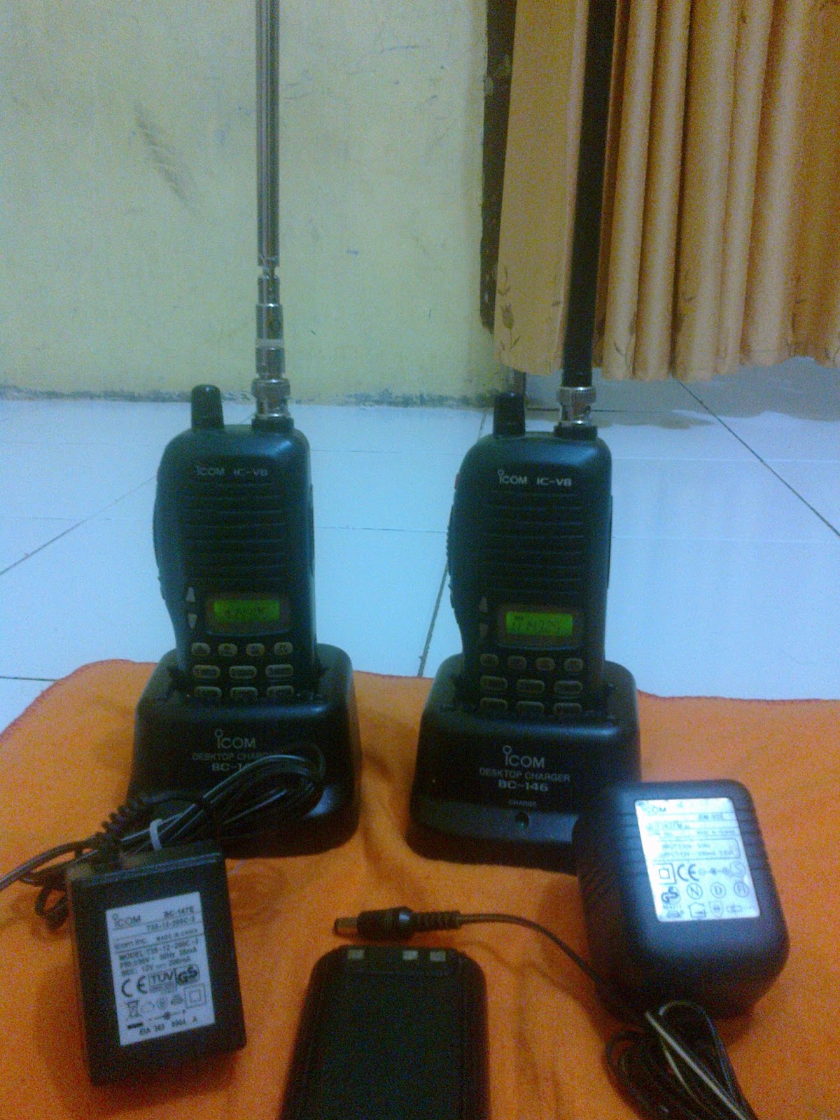 BANDA RADIO: 2 UNIT HT ICOM IC V8