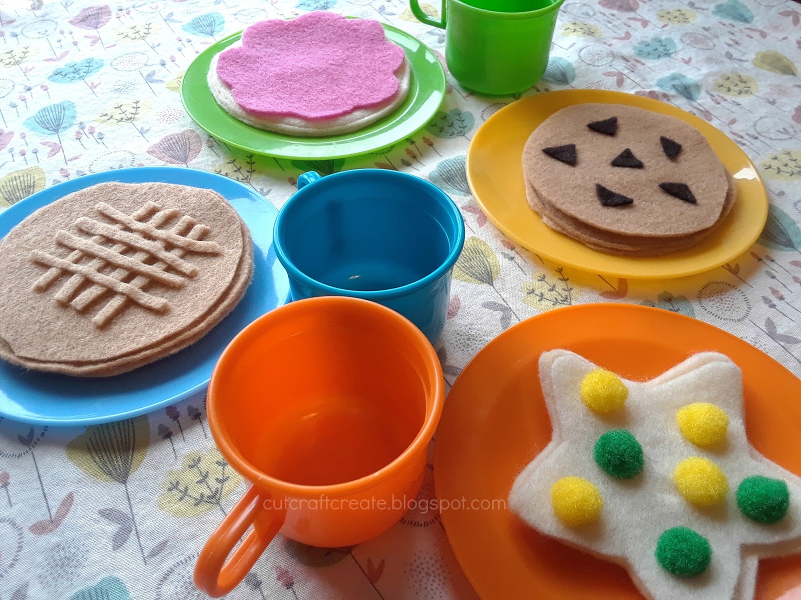 Cut, Craft, Create: Interchangable Top Felt Cookies [tutorial]
