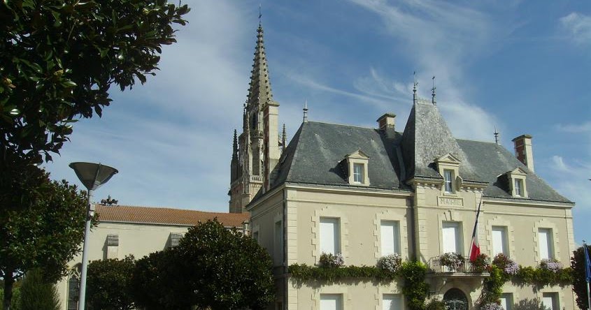 PHOTOS DE VENDEE: L'Hôtel de Ville de Chantonnay