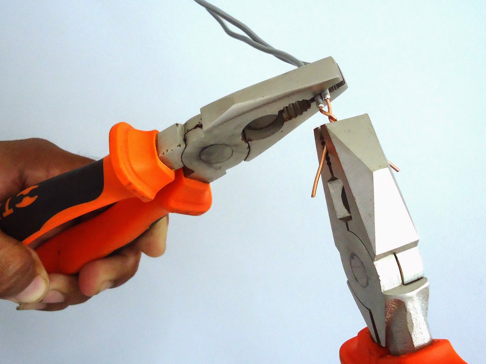 Pinzas universales para electricista | Instalaciones Eléctricas ...