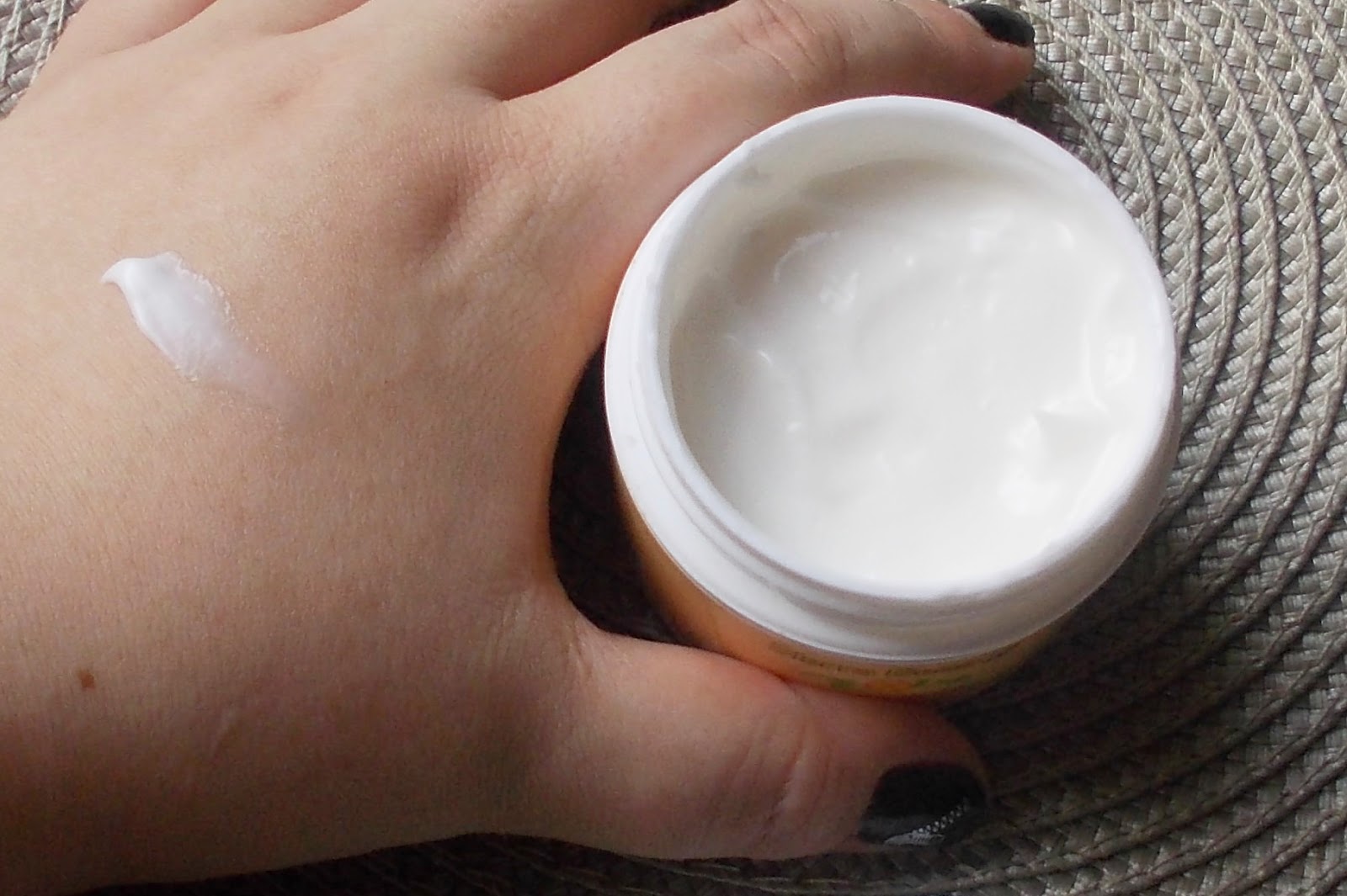 Coltul Cameliei: Crema buna la toate?