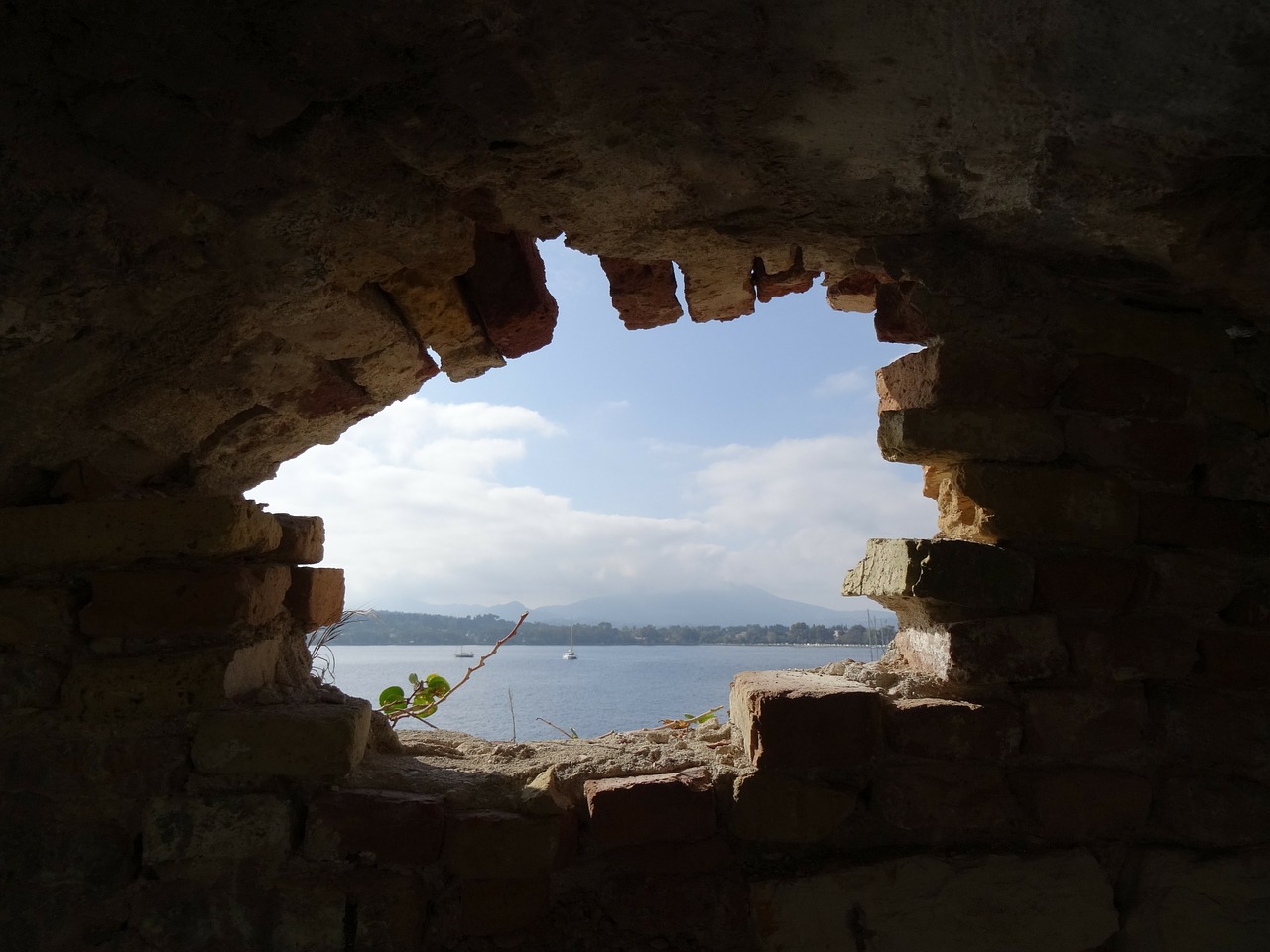 Everyday Idioms Hole In The Wall Everyday Idioms Hole In The Wall