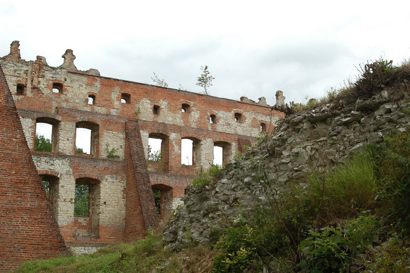 I tu i tam....Y aqui y alla: Grobowiec-piramida, ruina zamku i Perła ...