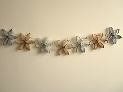 Decoreaza-ti viata: Ghirlanda din flori de carton