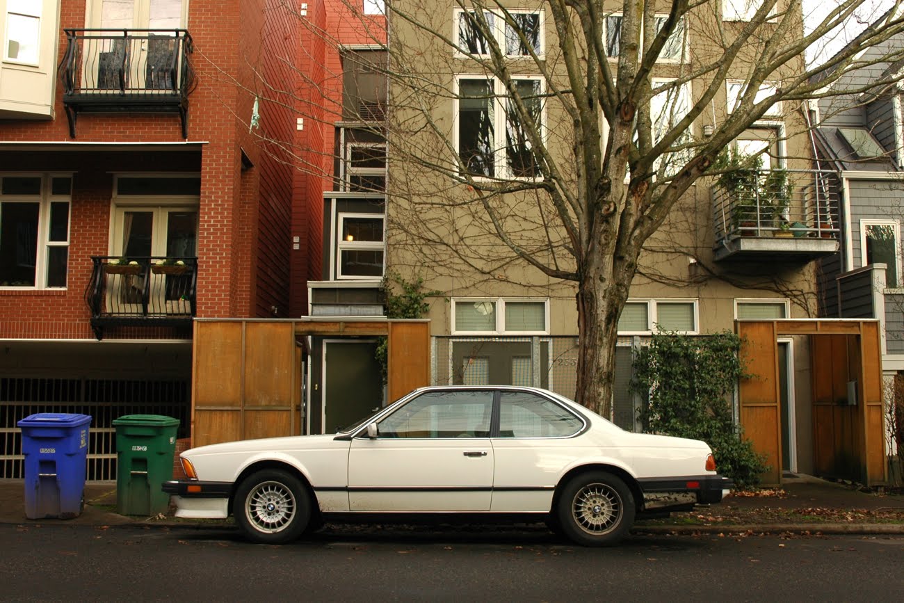 OLD PARKED CARS.: 1987 BMW L6.