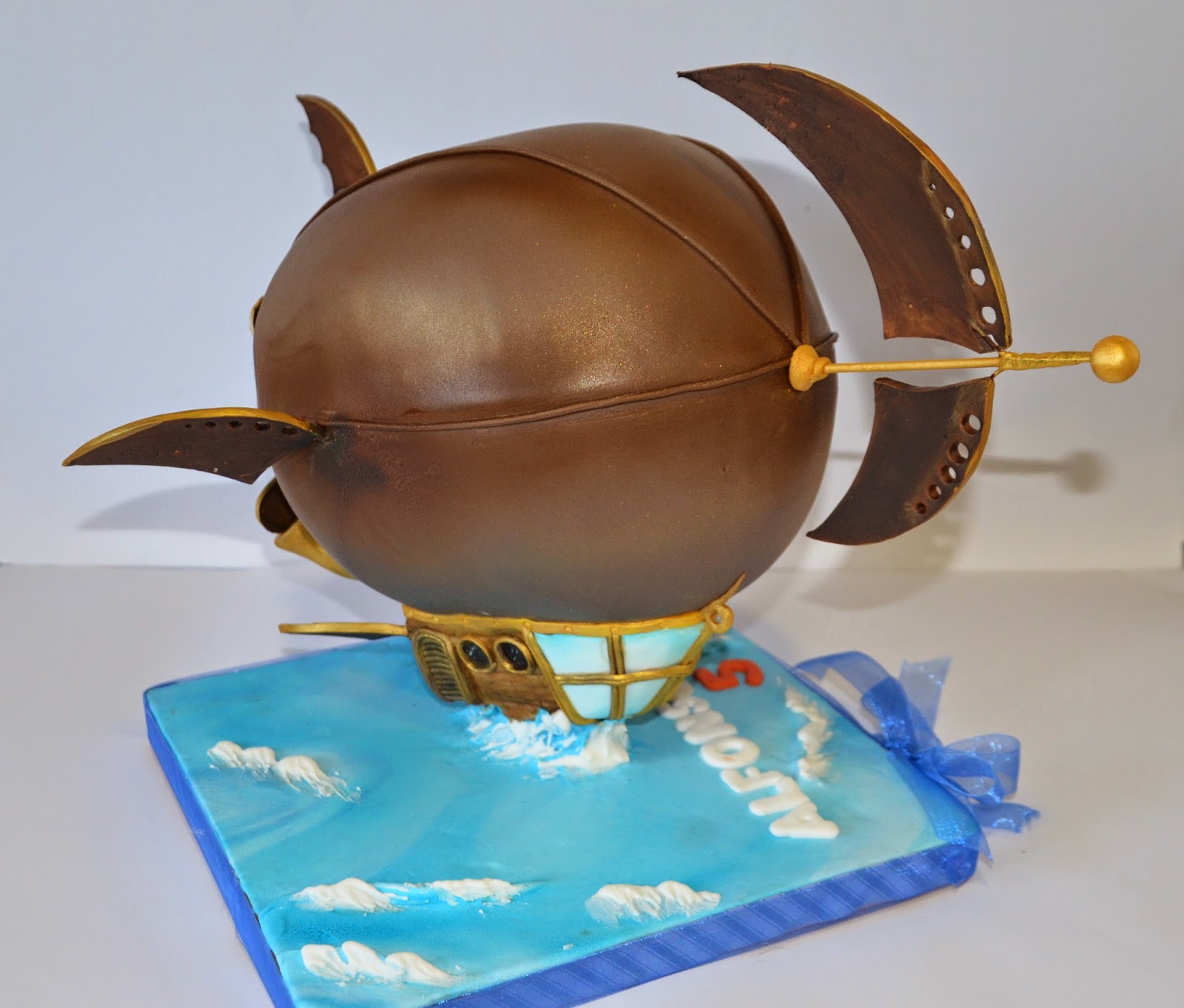 Tartas Artisticas.: TARTA FONDANT ZEPPELIN DE DINOTREN