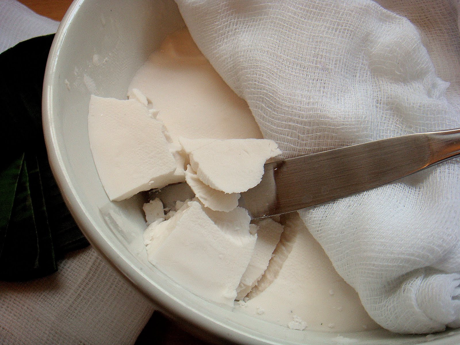 come-se: Tapioca molhada na folha de bananeira. Quinta sem trigo 27