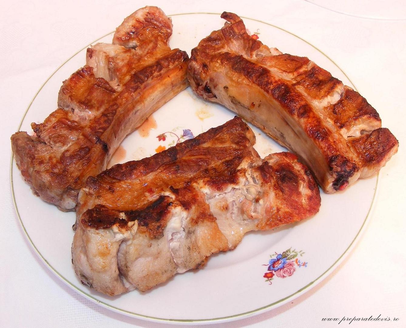 Coaste de porc la gratar | Preparatedevis.ro